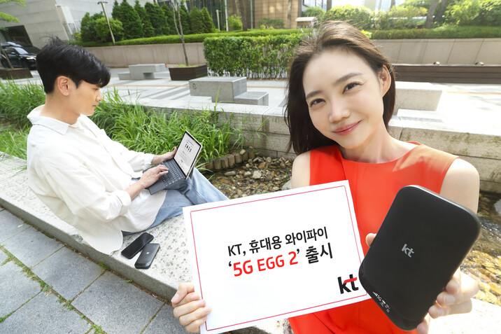 와이파이 기기 16대 동시 접속...KT, 휴대용 와이파이 ‘5G 에그2’ 출시